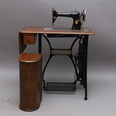 SYMASKIN, singer, med symaskinsbord. Övrigt - Övrigt - Auctionet