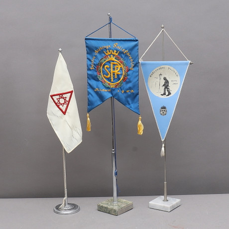 STANDARDS/TABLE FLAGS, 3 pcs, i.a. Knights Templar. Miscellaneous ...