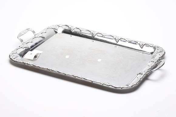 BRICKA, vitmetall. Silver & Metall - Övriga metallföremål - Auctionet
