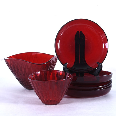 SCHÜSSEL UND PLATTEN, 7 Teile, rot getöntes Glas, 1900er Jahre ...