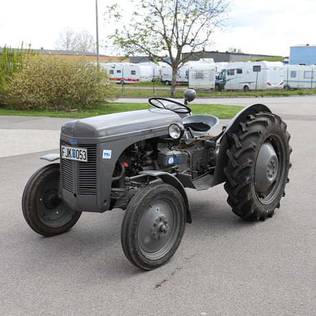 TRAKTOR. Ferguson TE 20, årsmodell 1947. Fordon, Båtar & Delar - Cyklar ...