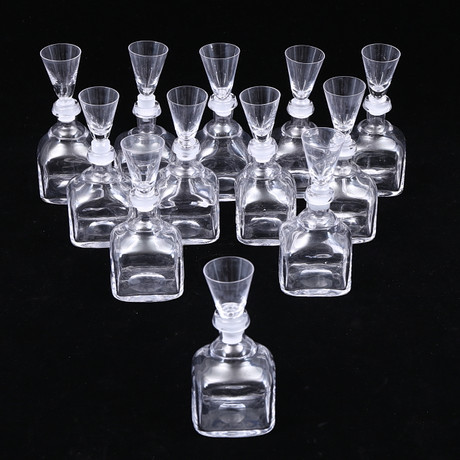 FLASKOR med SNAPSGLAS, 12 st, glas. Glas - Övrigt - Auctionet