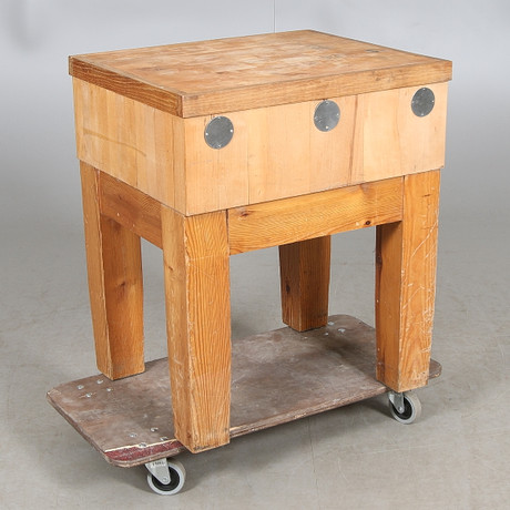 SLAUGHTER BENCH, 2 parts, wood, 1900s. Furniture - Tables - Auctionet