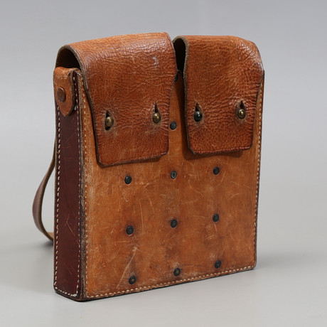 MAGASINVÄSKA för K-pist, läder, M/45. Vapen & Militaria - Blankvapen - Auctionet