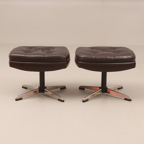 PALLAR, ett par, skinn och kromad metall. Möbler - Övrigt - Auctionet