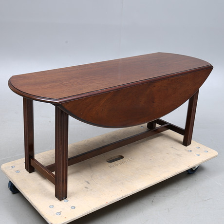 COFFEE TABLE, so-called "Hunting Table", English style, end of the 20th ...