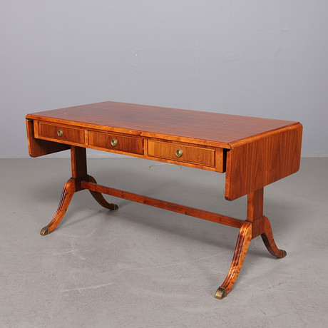 COFFEE TABLE with flaps, English style. Furniture - Tables - Auctionet