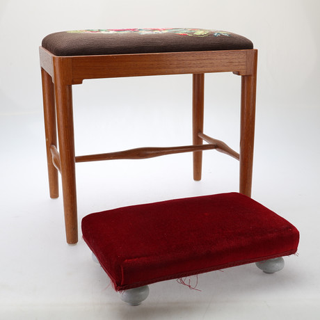 Stool and FOOTBALL. Furniture - Other - Auctionet