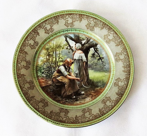 TELLER, motiv: två kvinnliga lantarbetare, omkring 1900. Keramik ...