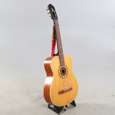 Kitara, akustinen, Bjärtonin musiikkiteollisuuden tehdas, Bjärnum. Keräilyesineet - Soittimet ...