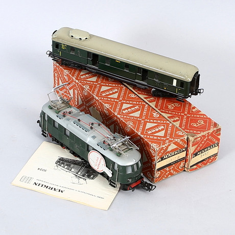 MÄRKLIN 3024.1 DB's electric locomotive E 18, as well as 3 wagons ...