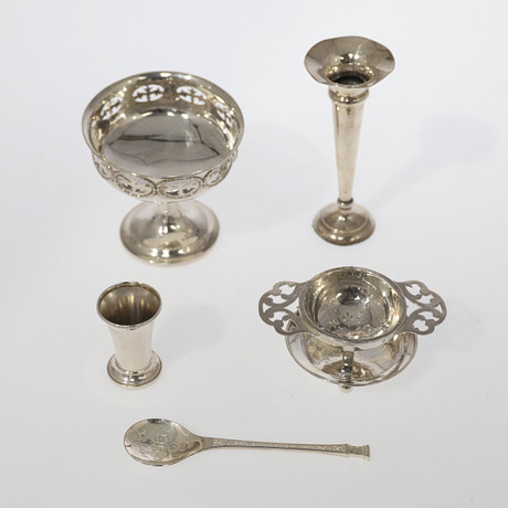 A COLLECTION OF SILVER ITEMS. Silver & Metals - Silver - Auctionet