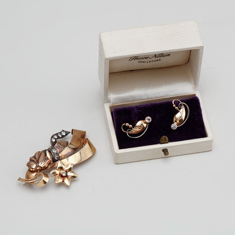 ÖRHÄNGEN och BROSCH, 18k, vita stenar, 1940-tal, vikt ca 11 gram ...