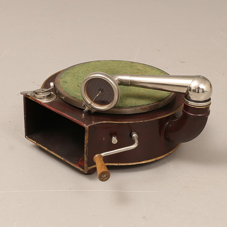 CRANK GRAMOPHONE. Miscellaneous - Miscellaneous - Auctionet