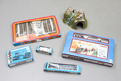 MODELLTÅG MÄRKLIN sats 2900 och E 5109, 2 vagnar med mera ...