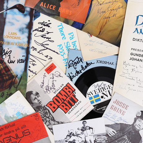 SIGNED VINYL RECORDS, 18 LPs/singles with autographs and dedications ...