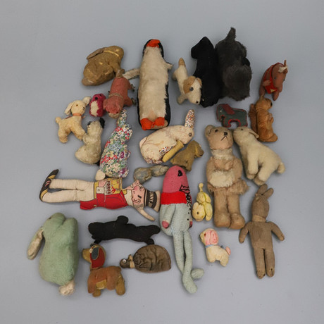 A LARGE COLLECTION OF VINTAGE SOFT TOYS. Toys - Auctionet