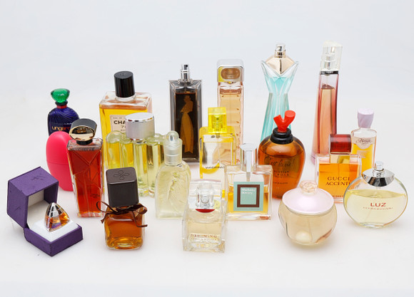 Tjugo flaskor Köln och parfym. Glas - Övrigt - Auctionet