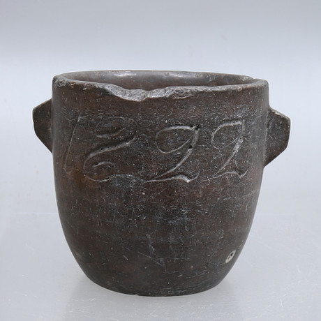 MORTEL, brun kalksten, daterad 1822. Övrigt - Övrigt - Auctionet