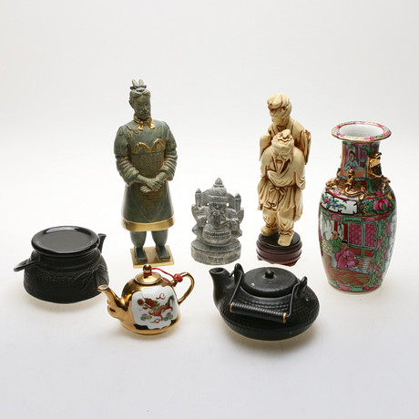 ASIAN OBJECTS, 7 pcs, including porcelain and cast iron. Asiatica ...