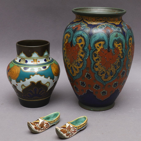 URNS & SHOES, 2+2 pcs, porcelain, i.a. Arnhemse Fayencefabriek & Gouda ...