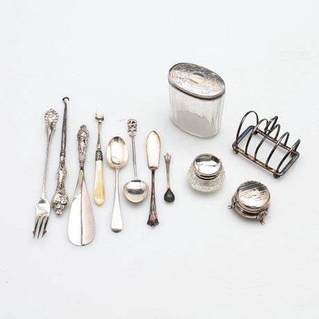 A COLLECTION OF SMALL SILVER AND SILVER MOUNTED ITEMS. Silver & Metals ...