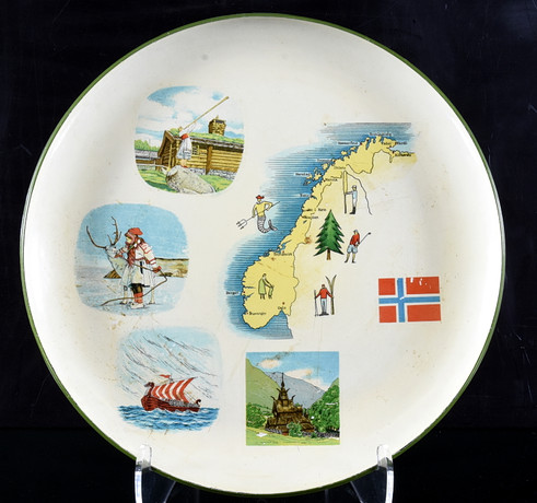 BRICKA, plast, Norge, 1900-tal. Övrigt - Övrigt - Auctionet