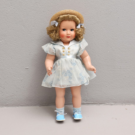 DOLL, with shutter function, mid-20th century. Toys - Auctionet