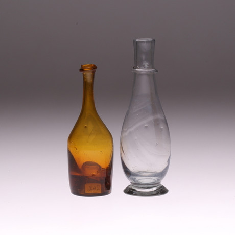 FLASKOR, 2 st, glas, 1700/1800-tal. Glas - Övrigt - Auctionet
