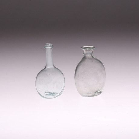 FLASKOR, 2 st, glas, 1700/1800-tal. Glas - Övrigt - Auctionet