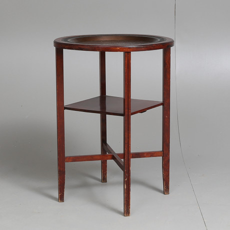 SIDEBOARD, runt bord i engelsk stil med infälld kopparbricka, omkring ...