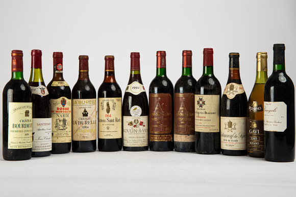 Parti vin, elva flaskor rött vin och en flaska vitt vin, Rhône, Côte d ...