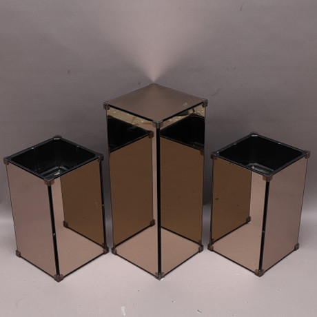 PIEDESTALER, 3 st, med spegelglas. Möbler - Övrigt - Auctionet