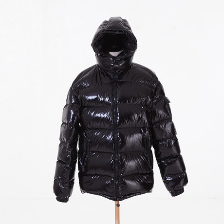 MONCLER, dunjacka i svart nylon med kapuschong, två fickor fram ...