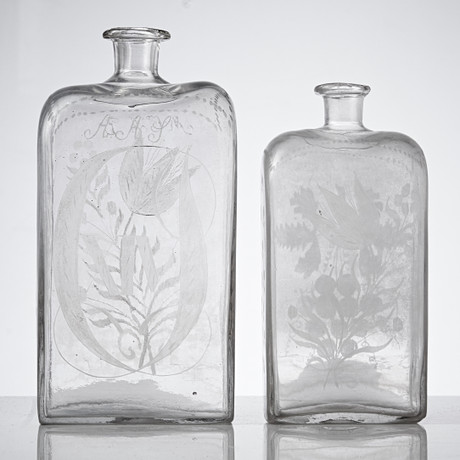 FLASKOR, 2 st, 1800-tal, kasad dekor. Glas - Övrigt - Auctionet