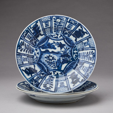A Set of Three Blue and White 'Kraak' Plates. Asiatica - Auctionet