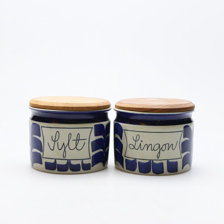 BURKAR, 2 st, keramik med trälock, "Sylt" samt "Lingon", Marianne ...
