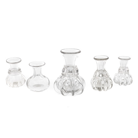A BULBOUS CIRCULAR GLASS QUARTER GILL SPIRIT MEASURE. Glass - Tableware ...
