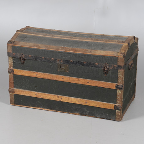 UN BAUL SUPERIOR DE DOMO ENVOLVENTE METÁLICO. Muebles - Otros - Auctionet