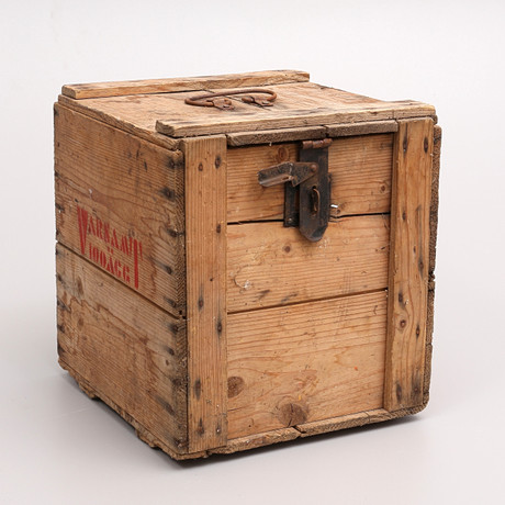 WOODEN BOX, 1900s. Miscellaneous - Miscellaneous - Auctionet
