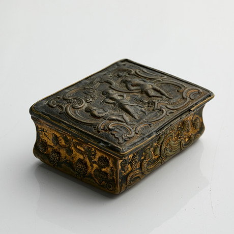 SNUFF BOX, 18th century, copper, originally gilded, chiseled figure ...