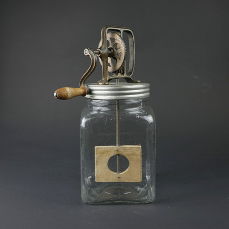 HANDVISP, pressglasbehållare med visp i trä och metall, förra ...