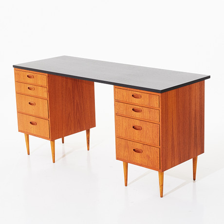 SKRIVBORD, fanerat i teak, 1950-tal, svartmålad skiva, 8 lådor ...