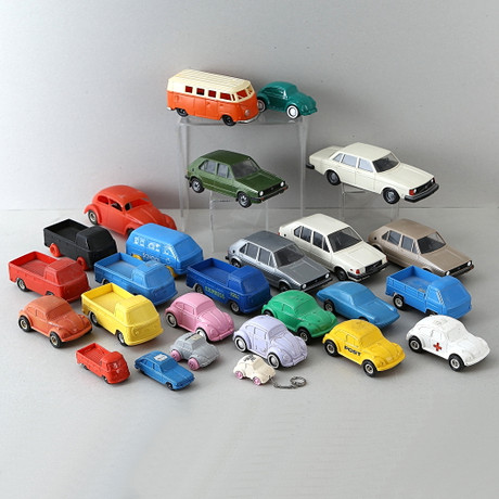 PLASTBILAR, cirka 25 delar, mest Sverige, Norge och Finland. Leksaker ...