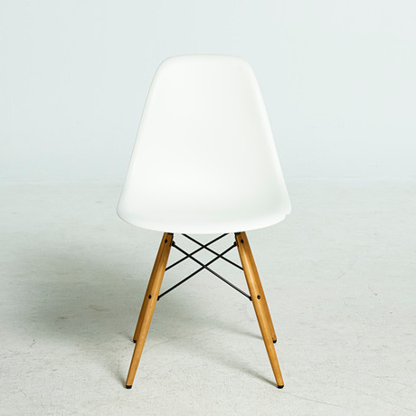 CHARLES & RAY EAMES. "Eames Plastic Chair - DSW", chair, Vitra, seat in ...