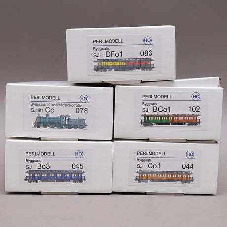 TÅGBYGGSATS, 5 delar, lok & vagnar, Perlmodell. Leksaker - Auctionet