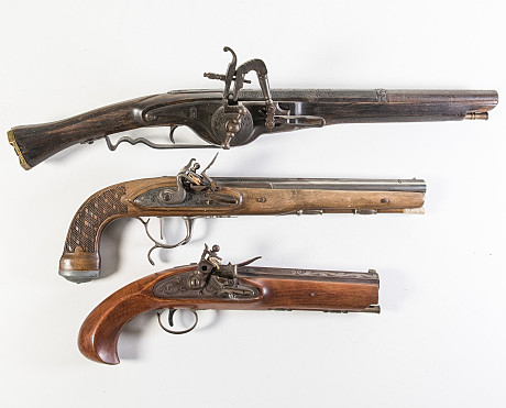 PISTOLAS DECORATIVAS, 3 piezas, 1900 según un modelo antiguo, longitud ...