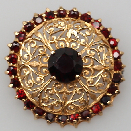 BROOCH in gold. 18 K. Filigree work, obsessed with grenades. Jewellery ...