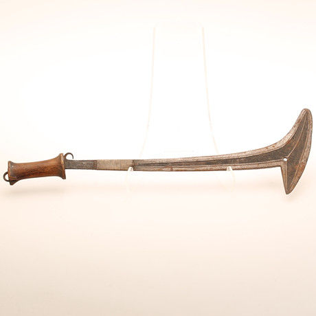 BATTLE AXE, African. Weapons & Militaria - Edged weapons - Auctionet