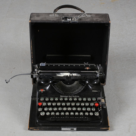 TRAVEL TYPEWRITER, Groma, model T, 1943, Germany. Miscellaneous ...